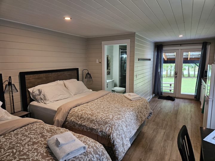 Hotel Style Rainforest Cabin|sleeps 4 Pet Friendly - Port Renfrew