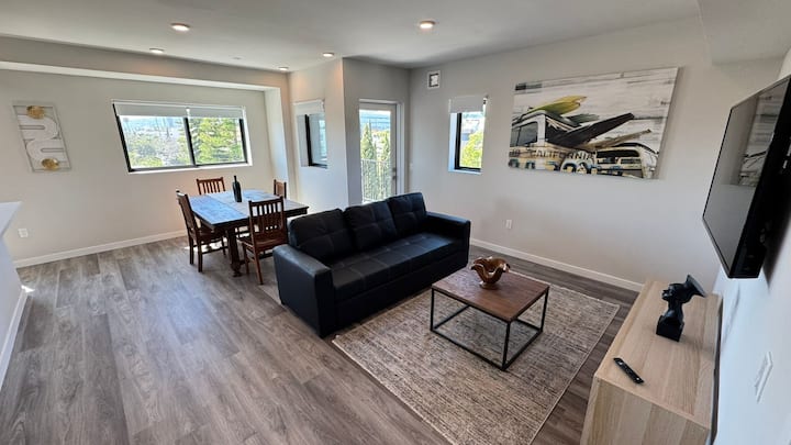 Sleek & Simple 1-bedroom Modern Living Space - Mid-Wilshire - Los Angeles