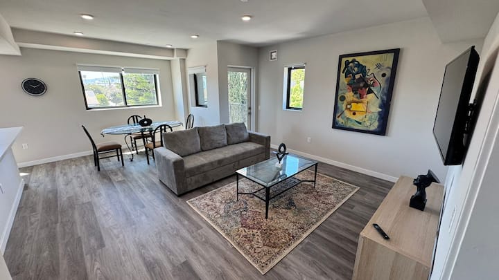 Elegant 2-bedroom Apartment With Modern Finishes - Los Angeles, CA