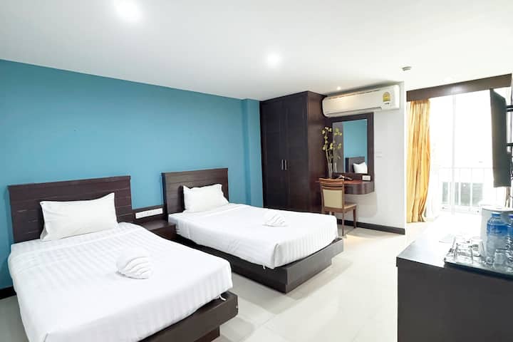 Elegant Beachside Twin Room With Balcony - Patong Beach