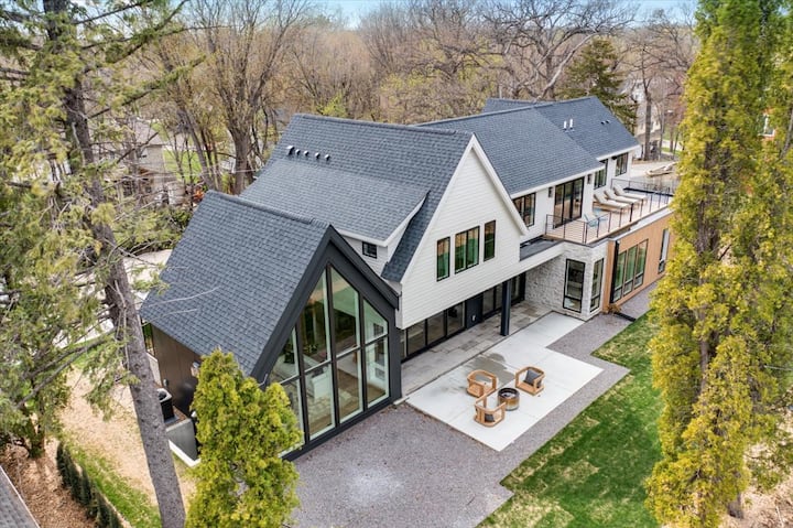 Lakehus - Luxury Urban Lake Home - 콜론