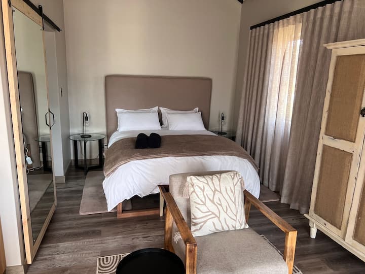 Chalet 2 - Open Plan  - Queen Bed - Uniondale
