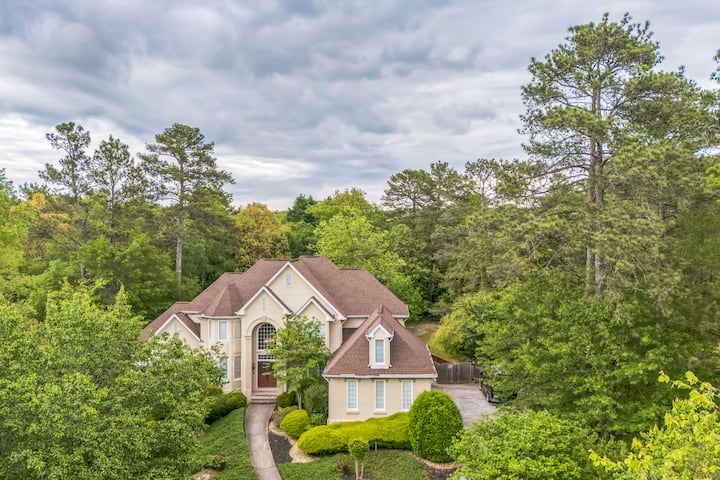 Elegant 5br Retreat Pool & Yard - Snellville, GA