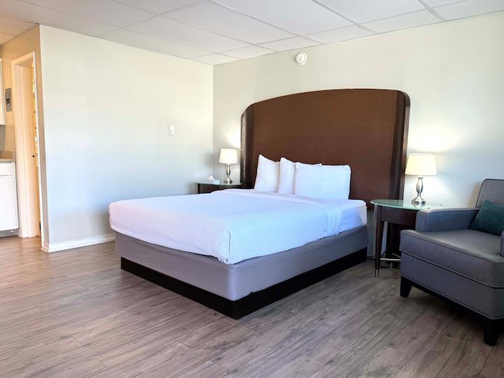 Nanaimo Studio Suite With Kitchenette - Nanaimo