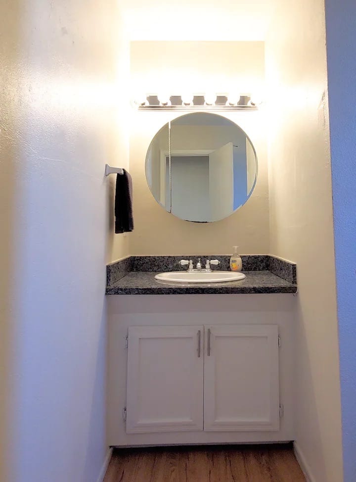 Central Phx Homeshare ~ 2 Shared Bath ~ Room #S - Phoenix, AZ