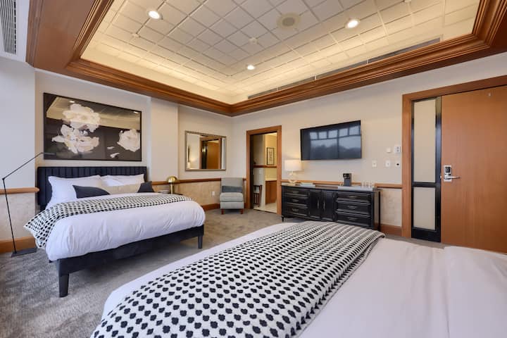 Sky View, Central Location - Suite With A View! - Denver, PA