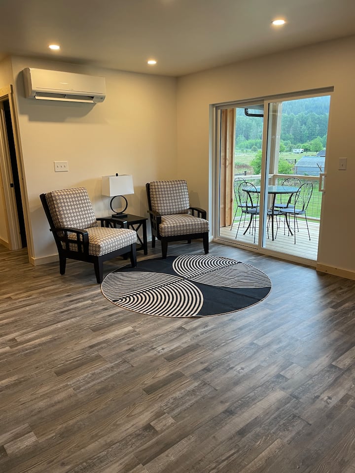 Packlandia Suite B - Packwood, WA