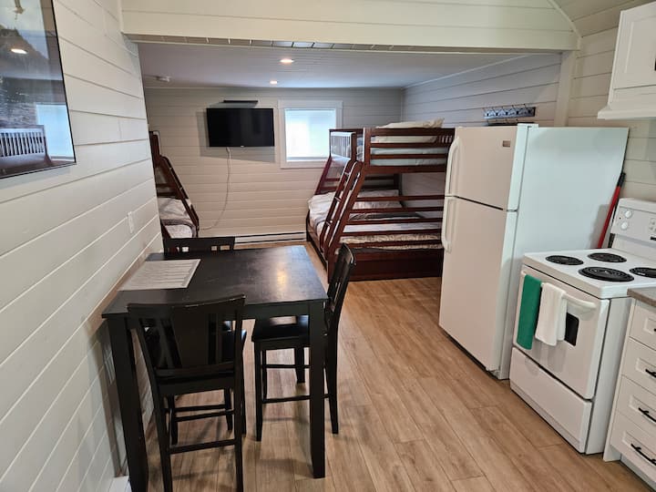 Hotel Style Cozy Cabin | Sleep 6 | Pet Friendly - Port Renfrew