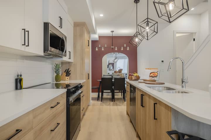 Modern Hillhurst Home, Rooftop Patio & 2 King Beds - Calgary