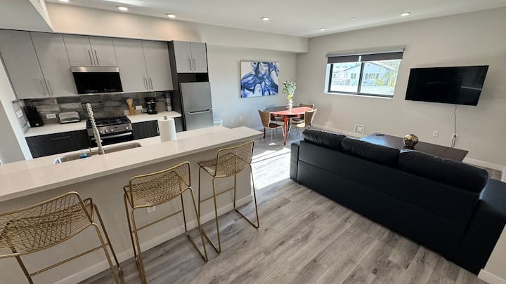 Modern & Minimal 1-bedroom Stay - Los Angeles, CA