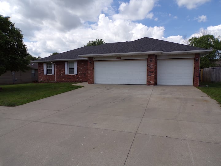 Large House, Great Neighborhood! - Springfield, MO
