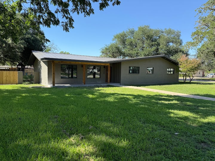 Uvalde Family & Friends Retreat - Uvalde, TX