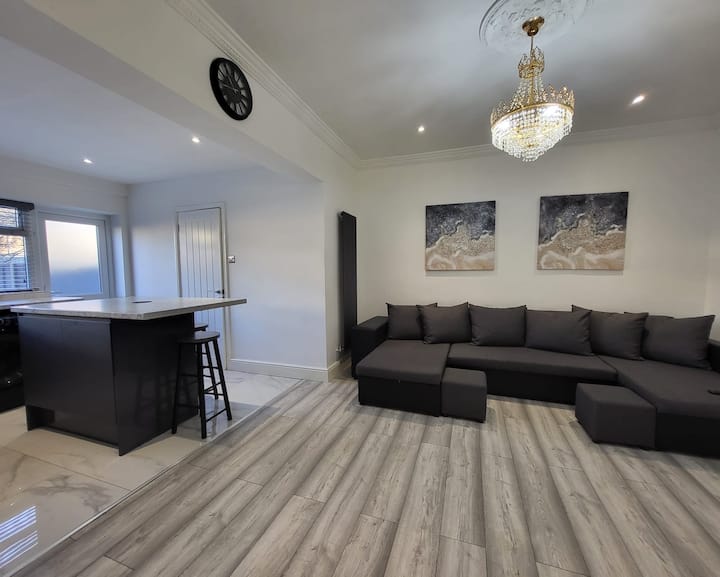 Luxe Suite: Stylish East London Apt W/ Garden - Woolwich