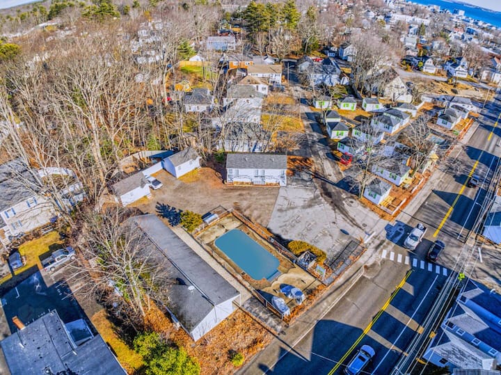 Cozy Stay | Pool & Parking - Saco, ME