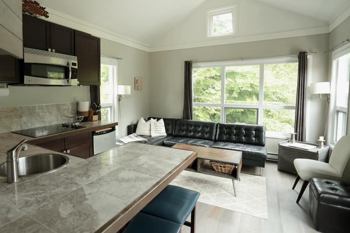 Modern Designed Condo, Walking Distance From Chairlift With Mountain View - British Columbia