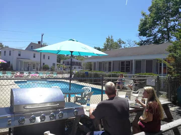 Comfortable Motel Room–2 Full Beds, Pool & Parking - Scarborough, ME