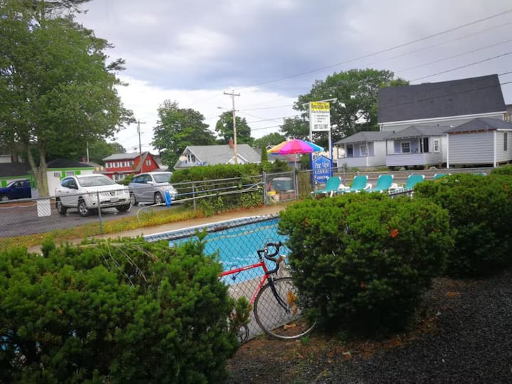 Spacious Room 2 Full Beds, Pool & Onsite Parking - Saco, ME