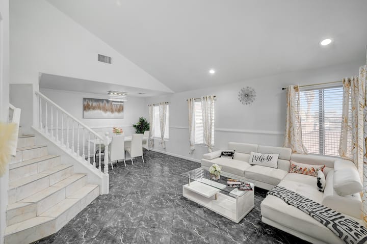 Luxury Desert Spring W/bbq & Spacious Backyard - North Las Vegas, NV