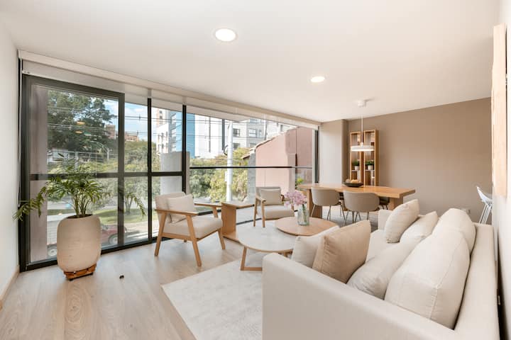 Stunning & Spacious 2br Apt W/acs, Tv's & Bbq! - Medellín