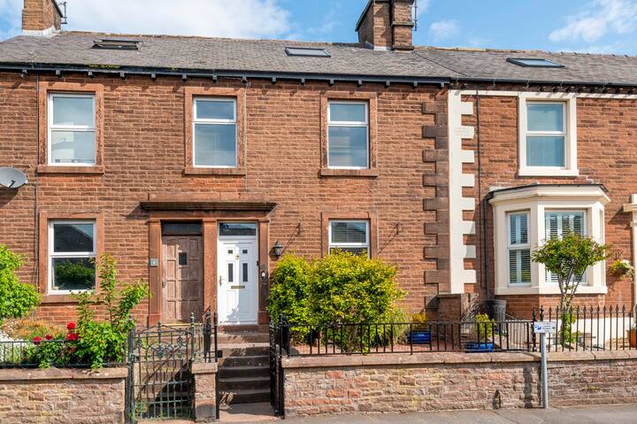 A Luxurious Spacious Town House - Penrith