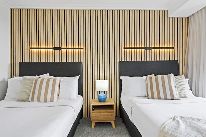 Lovely Deluxe Twin Room In Surfers Paradise -Qstay - Surfers Paradise