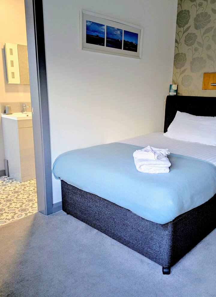 West Point House Single En- Suite Bedroom - Barrow-in-Furness