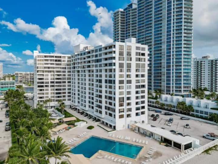 Book Today Oceanview Getaway– No Resort Fees! 2brm - Sunny Isles Beach, FL