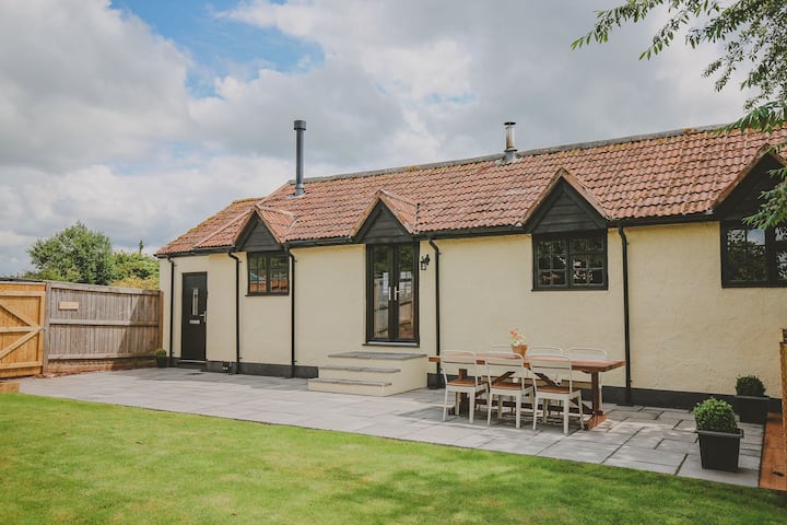Butterleigh Inn Cottage - Tiverton Castle
