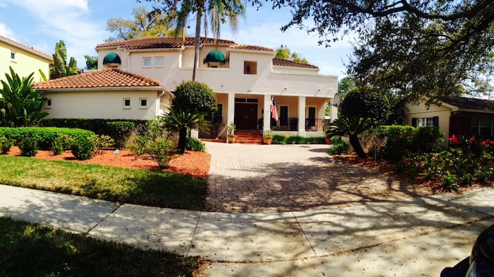 Private Upstairs Room -Davis Islands Home - Tampa, FL