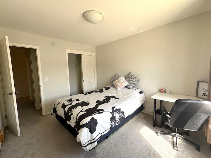 Quiet Room, Homely Vibes. - Winnipeg