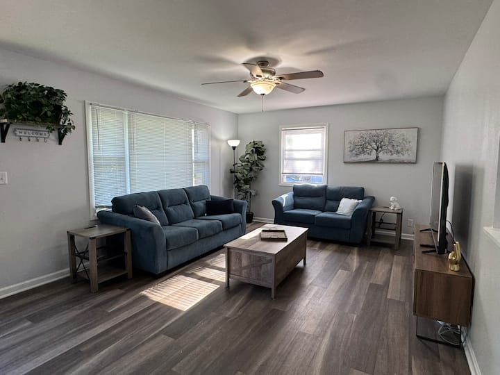 Fresh 3bd, 1 Ba Retreat, 2.5 Car Garage, Pets Ok! - Aurora, IL