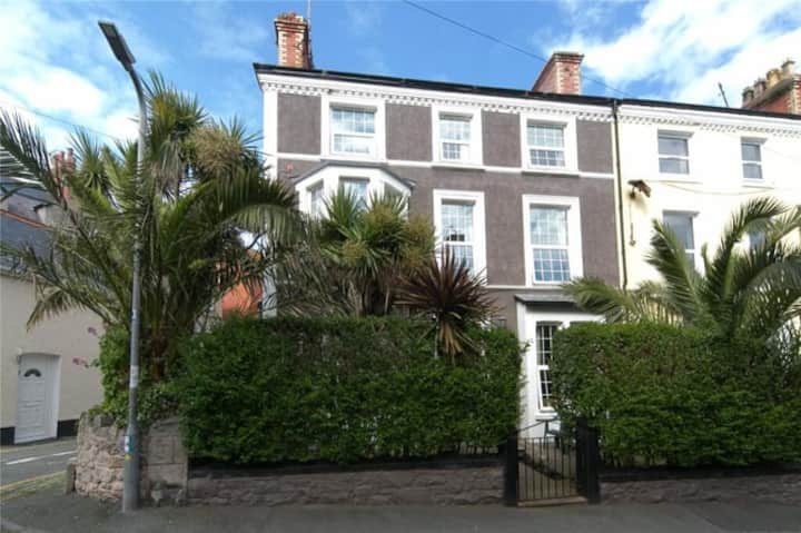 Vale House Family Home In Central Llandudno - Llandudno