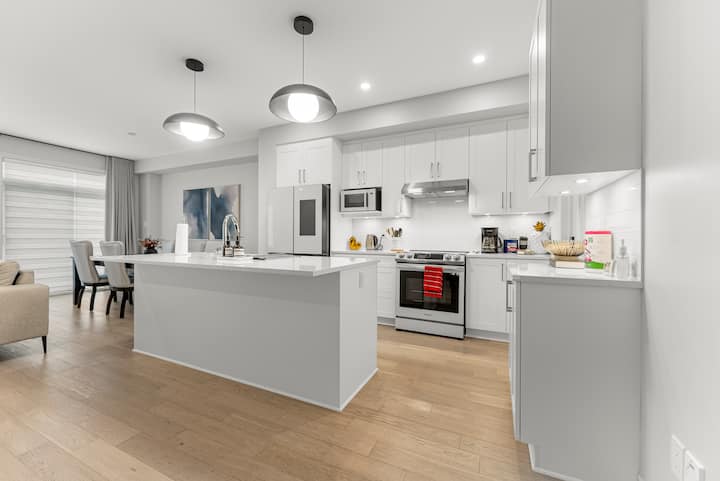 Modern Luxury 3bdr Entire Family-friendly Townhome - Ottawa