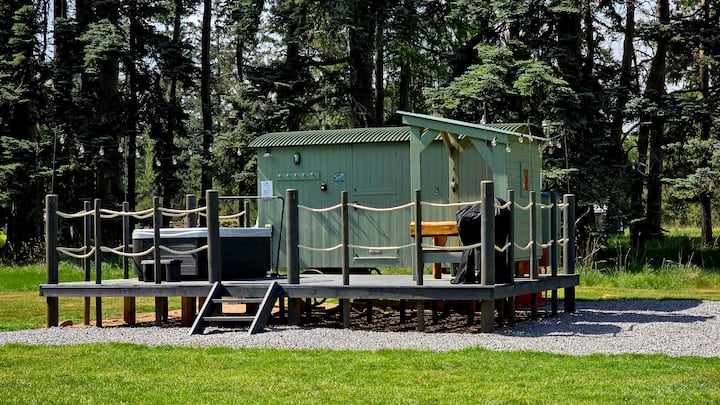 Shepherds Hut With Hot Tub - Aboyne