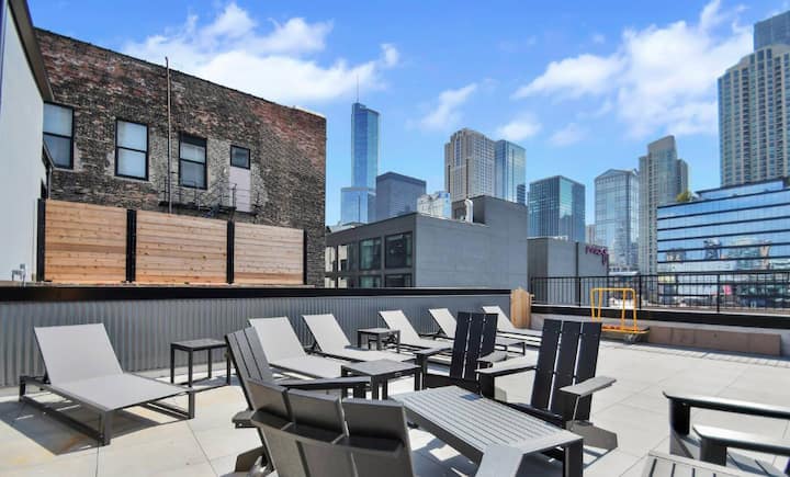 River North | Rooftop With In & Out Parking - Chicago Loop - Chicago