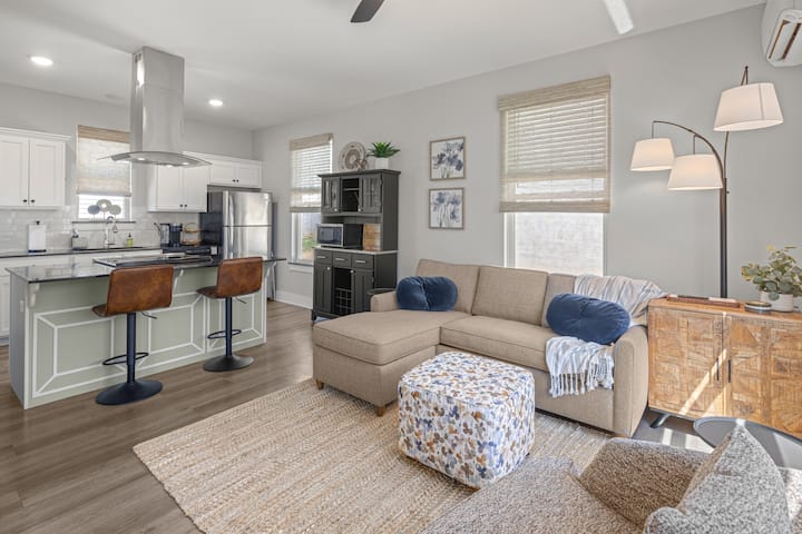 Trailside Cottage | One Mile Road | Mid-term Stay - Fayetteville, AR