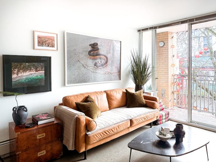 The Chinatown Suite | Luxe 2br W/ Balcony - North Vancouver