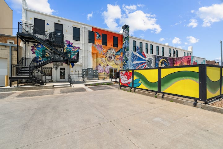 Luxury Apartment Downtown - Rolling Hills Zoo, Salina