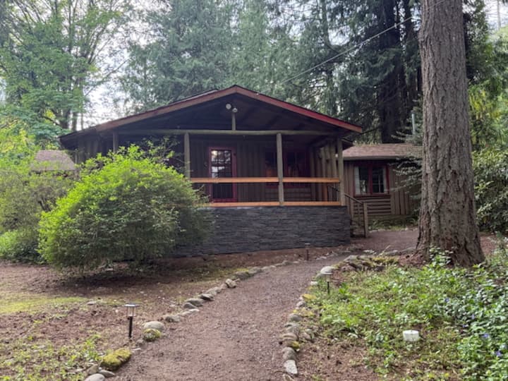 Idyllic 1930s Cabin By The Lake - Issaquah, WA