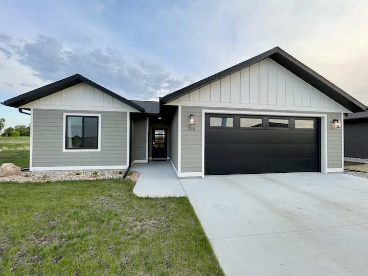 Family-friendly + Pond View + Ev Charger + Bbq - Brookings, SD