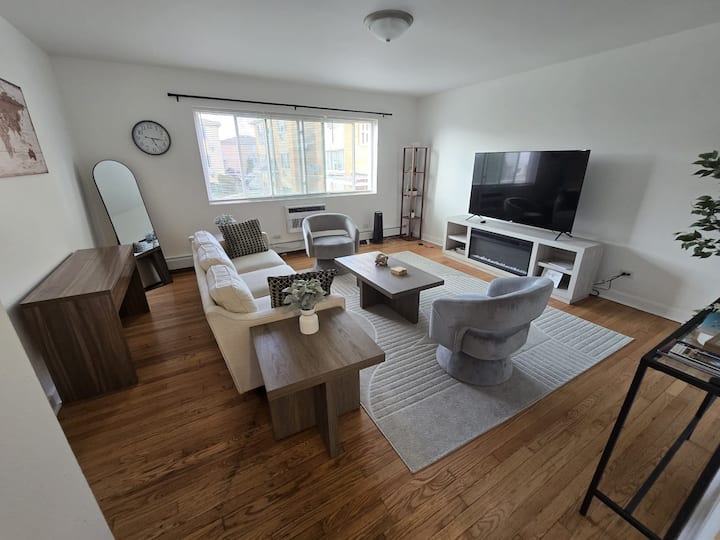 Comfy 2br Close To O'hare | Stylish & Functional - Des Plaines, IL