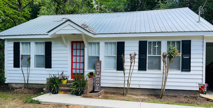 Coastal Vibes Charming Retreat - Philadelphia, MS