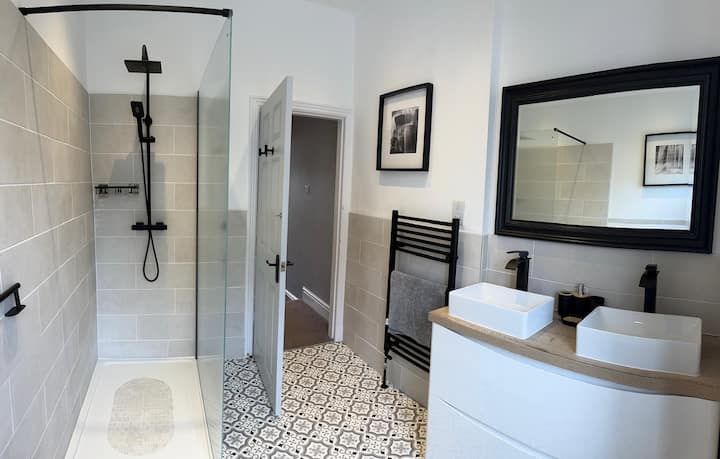 Four Bed Victorian Townhouse - Burnley