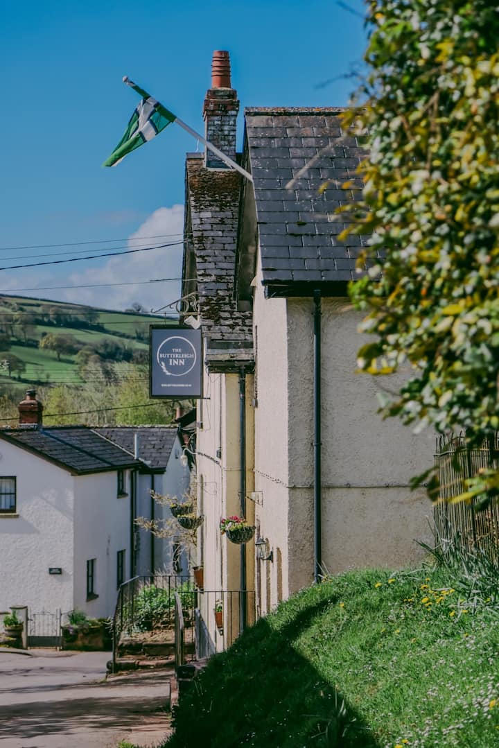 Double Room In Village Pub - Tiverton, RI