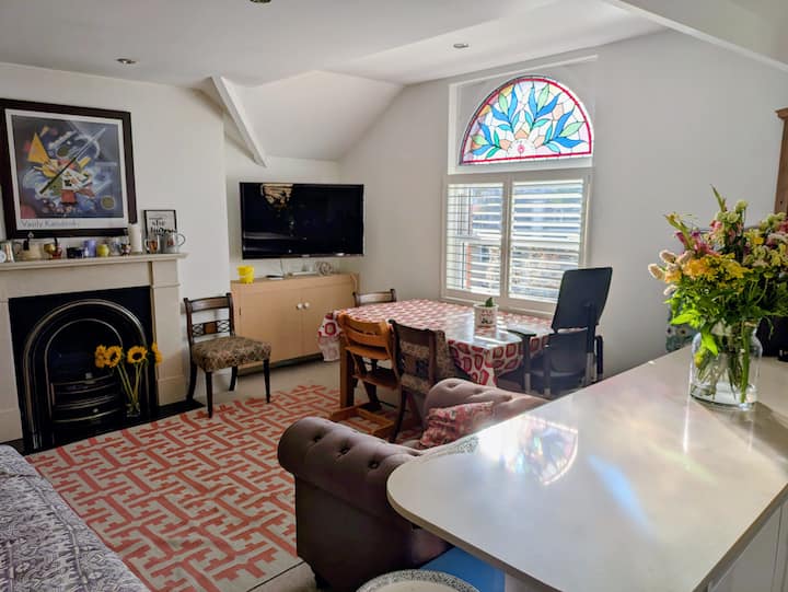 Airy Flat In Wimbledon - Surbiton