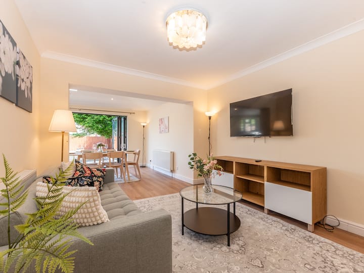 Elegant 4-bedroom | Chessington | Free Parking - Epsom