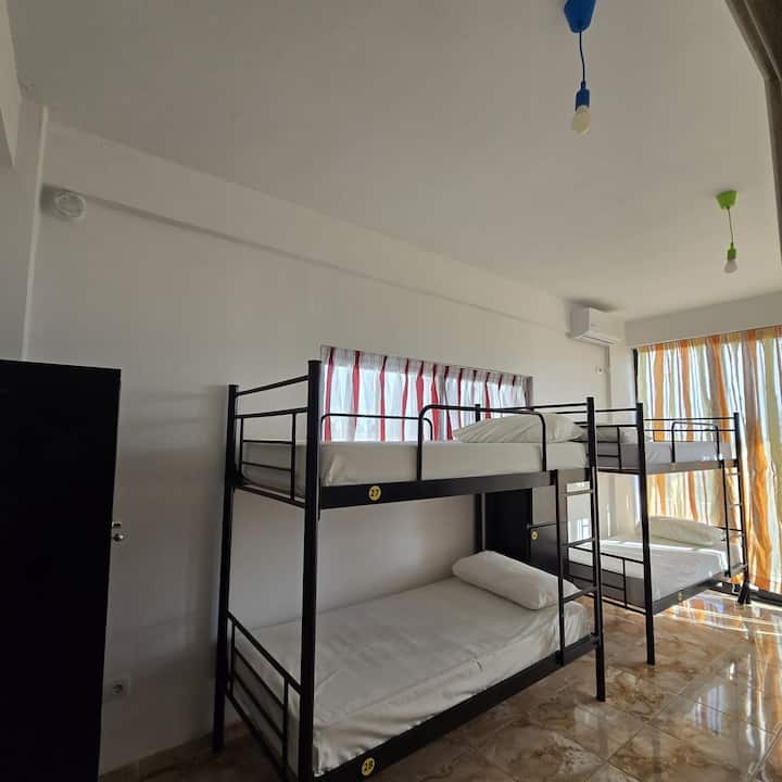 Lazy Roo Hostel – 4-bed Sea View - Sarandë