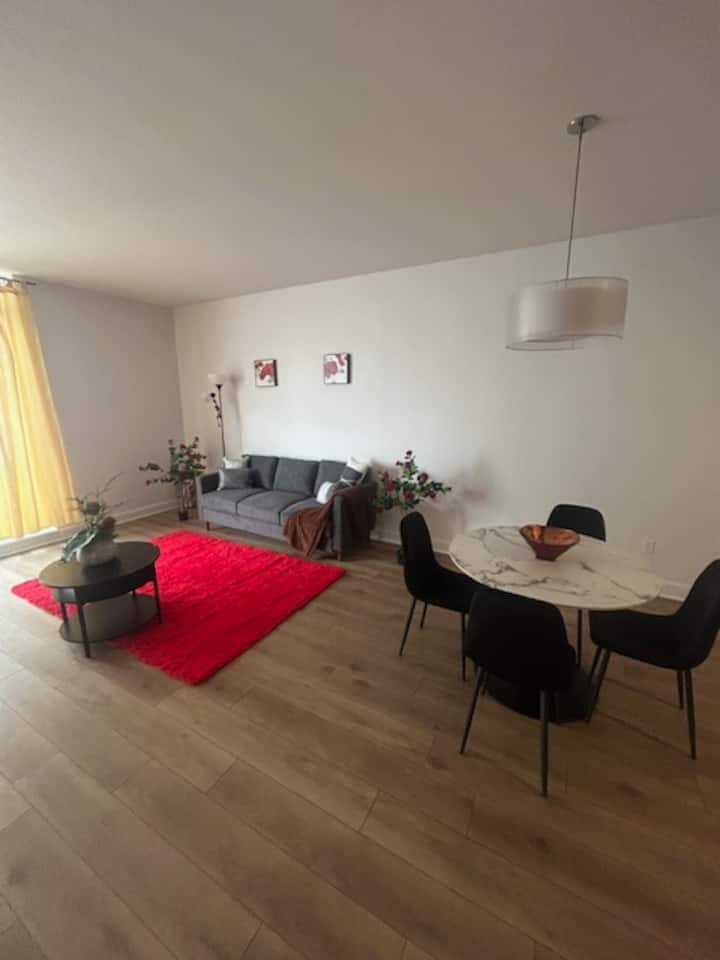 Huge 2 Bdrm Condo - W/ Gym, Pool - Place Bell