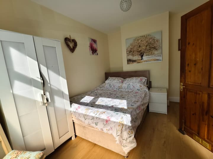 Clean, Bright, Easy Into Town - Reading