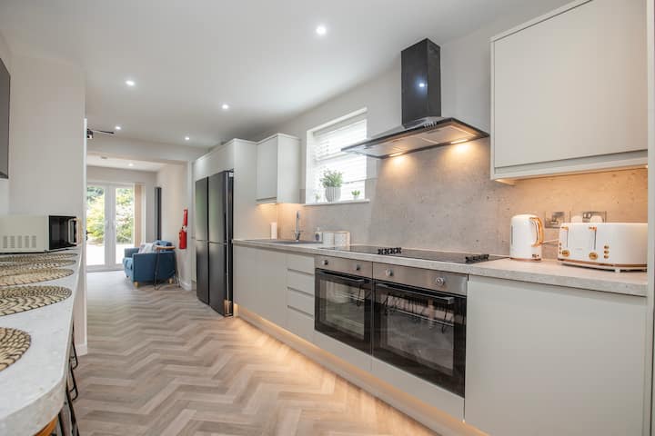 Ideal For Groups | Modern 6 Bedroom | Sleeps 12 - Norwich